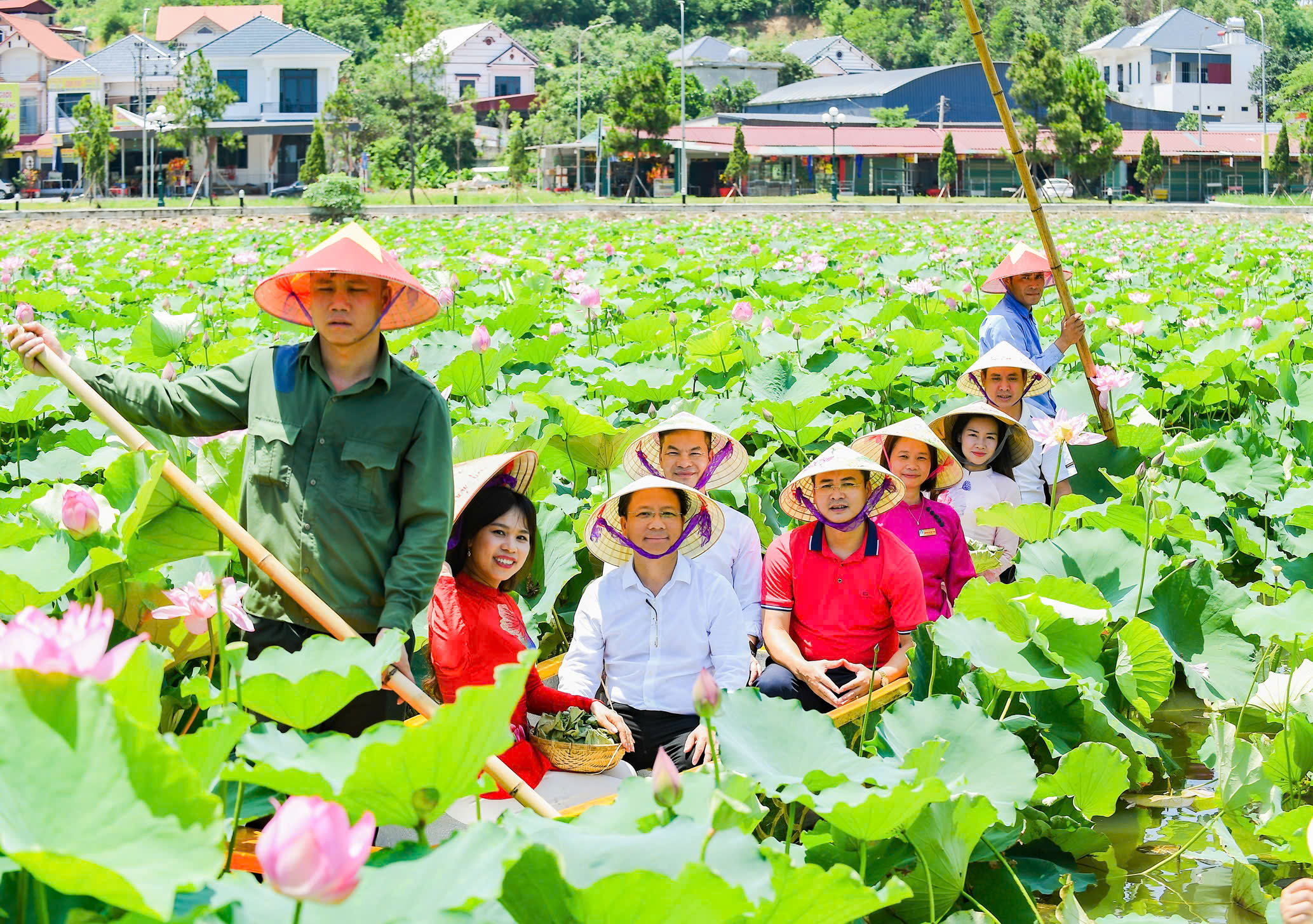 Chủ tịch HUTC Trương Quốc Hùng: Tour trải nghiệm sen Kiếp Bạc 2025 độc ...